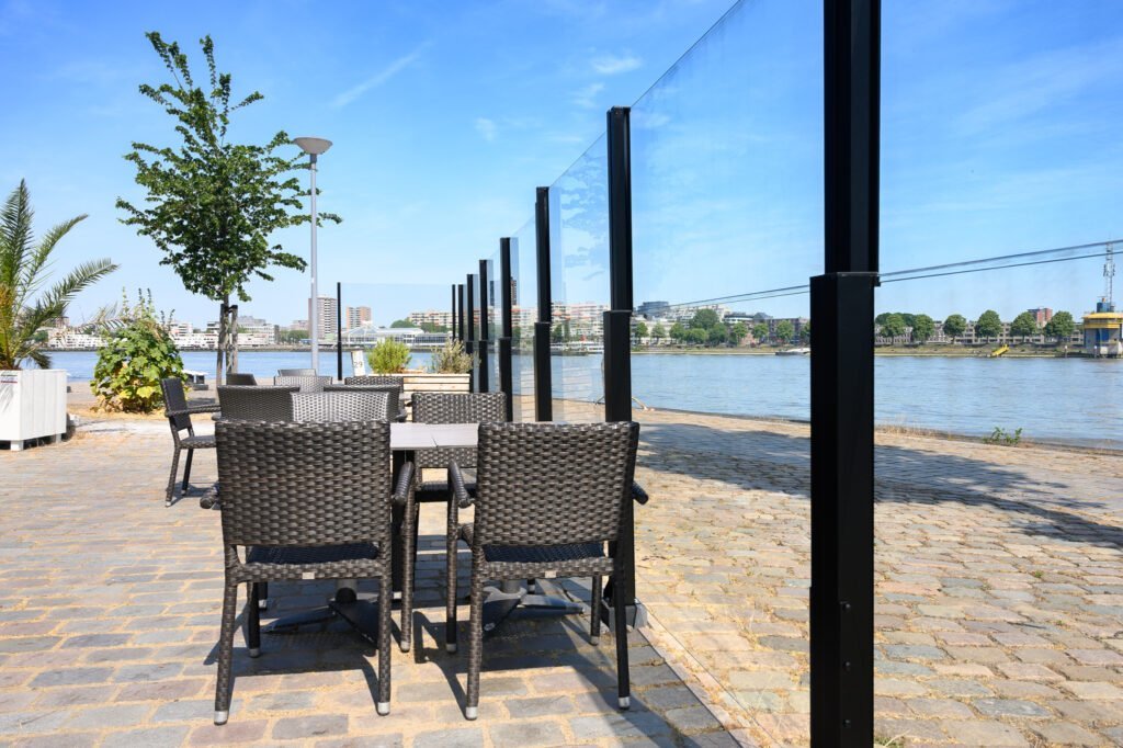 Glass windbreaks for an instant sheltered hospitality terrace | CORNELS
