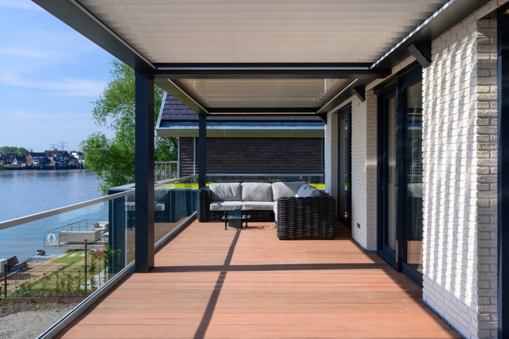 Ultimate tilting and sliding louvred roof | CORNELS