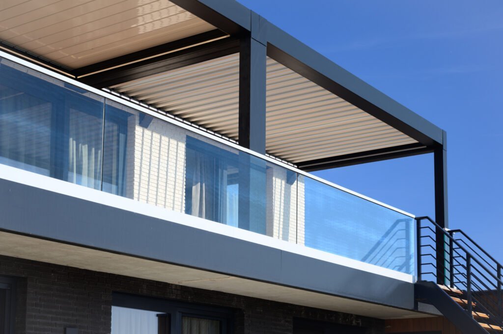 Ultimate tilting and sliding louvred roof | CORNELS